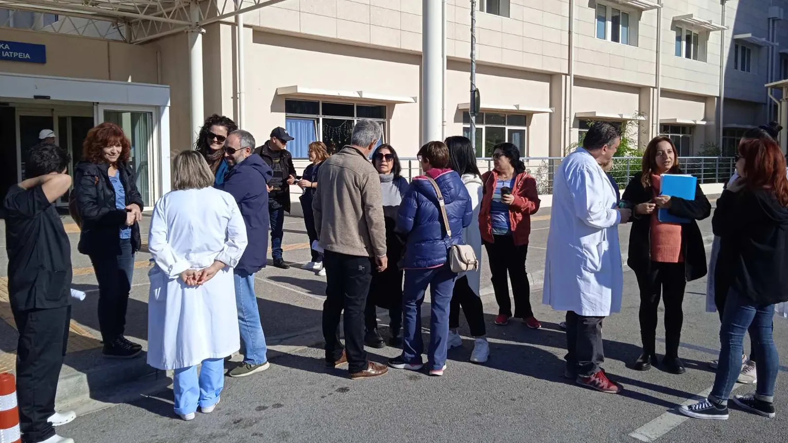 Απεργιακή κινητοποίηση στην είσοδο του Νοσοκομείου Χαλκίδας από τους ...