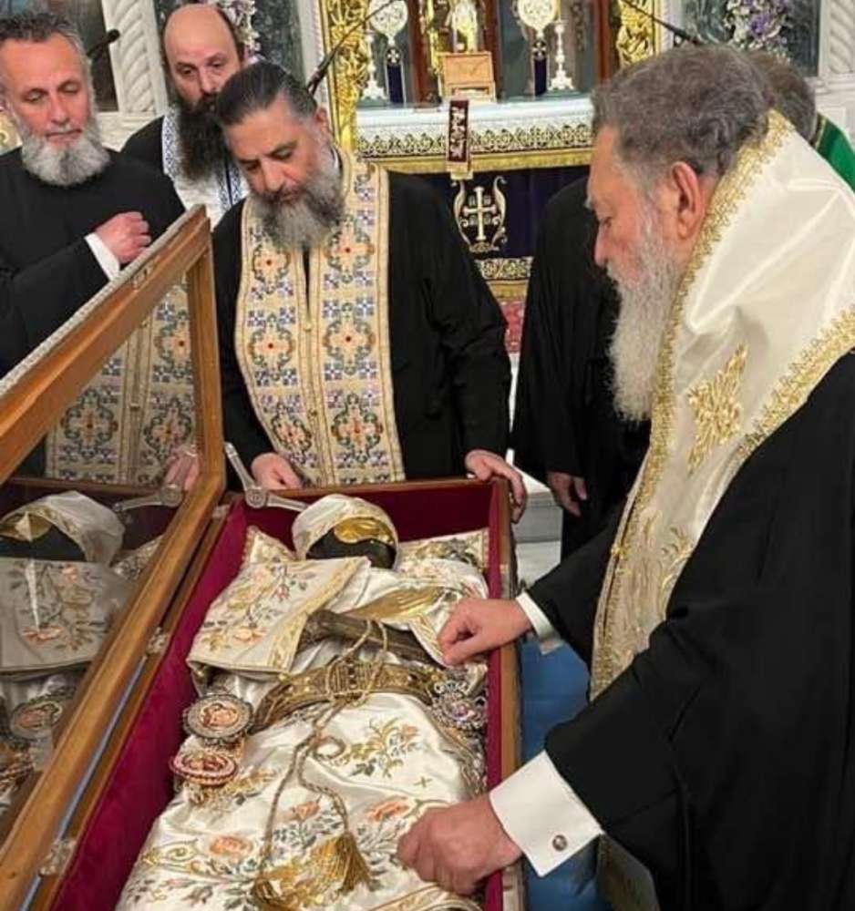 Όσιος Ιωάννης ο Ρώσσος: Η συγκλονιστική στιγμή της αλλαγής τον αμφίων ...