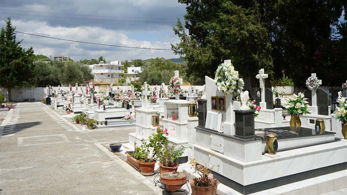 Άγριο οικογενειακό επεισόδιο σε νεκροταφείο - Άρπαξε μαρμάρινο σταυρό ...