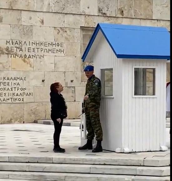 Σοκ: Γυναίκα θέλησε να βανδαλίσει το Μνημείο του Άγνωστου Στρατιώτη ...