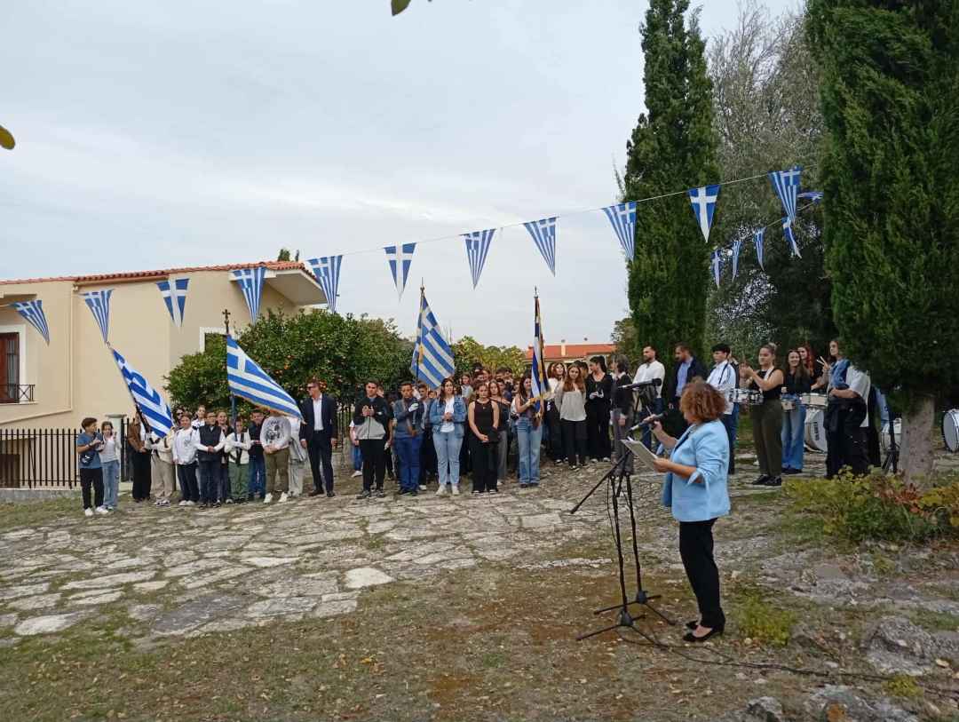Κύμη: Με σεβασμό και υπερηφάνεια η κατάθεση στεφάνων στο άγαλμα του ...